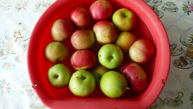 How To Keep Apples From Browning - Yum and Yummer