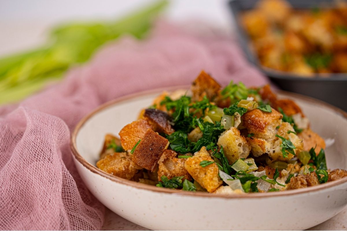 Easy Homemade Thanksgiving Stuffing Recipe (Grandma's Classic Stuffing ...